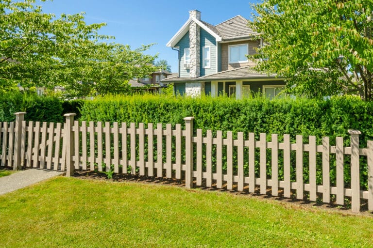 Houten hekwerk: welk hout kiezen voor buiten? Inspiratie, Tips & Prijzen