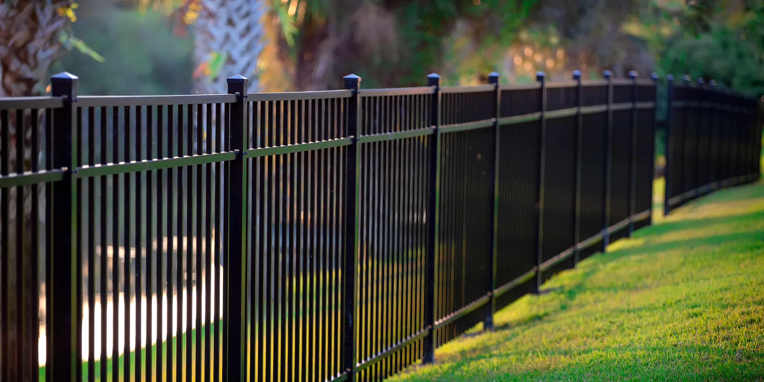 Spijlenhekwerk: opties & kosten [+ 3 Voorbeelden]